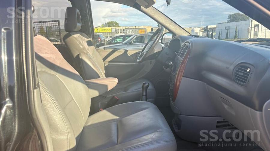 Black Chrysler Voyager 2004 in Liepaja, with an engine capacity of 2.50 L and mileage of 420 thousand km for 2350 €, photo 18 on AUTOMOTO.COM.LV