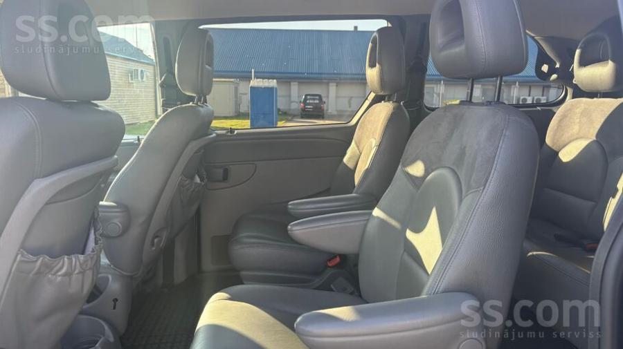 Black Chrysler Voyager 2004 in Liepaja, with an engine capacity of 2.50 L and mileage of 420 thousand km for 2350 €, photo 20 on AUTOMOTO.COM.LV