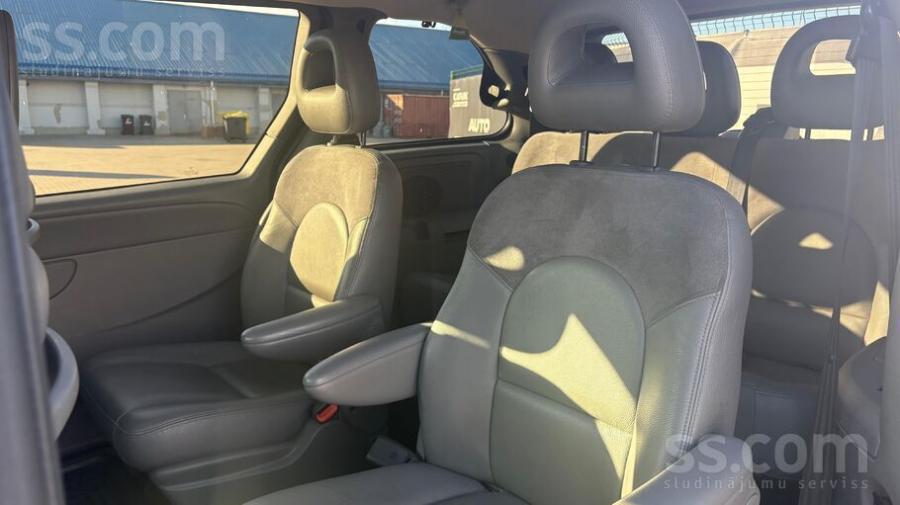 Black Chrysler Voyager 2004 in Liepaja, with an engine capacity of 2.50 L and mileage of 420 thousand km for 2350 €, photo 21 on AUTOMOTO.COM.LV