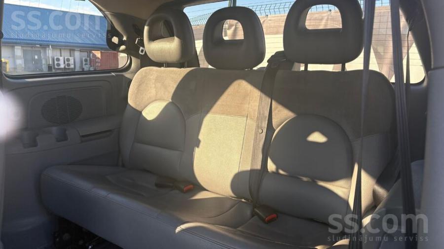 Black Chrysler Voyager 2004 in Liepaja, with an engine capacity of 2.50 L and mileage of 420 thousand km for 2350 €, photo 24 on AUTOMOTO.COM.LV