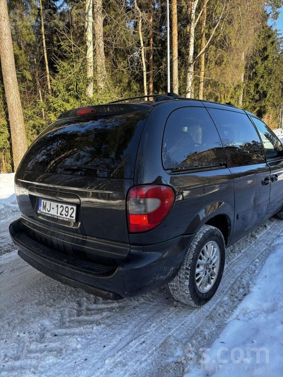 Black Chrysler Voyager 2005 in Riga, with an engine capacity of 2.80 L and mileage of 265 thousand km for 2750 €, photo 9 on AUTOMOTO.COM.LV