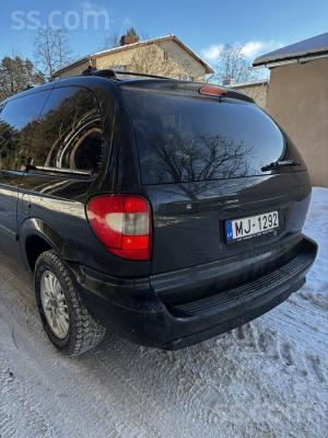 Black Chrysler Voyager 2005 in Riga, with an engine capacity of 2.80 L and mileage of 265 thousand km for 2750 €, photo 10 on AUTOMOTO.COM.LV