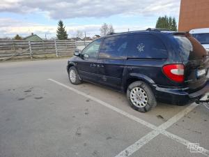 Black Chrysler Voyager 2005 in Plunge, with an engine capacity of 2.50 L and mileage of 277 thousand km for 1450 €, photo 10 on AUTOMOTO.COM.LV