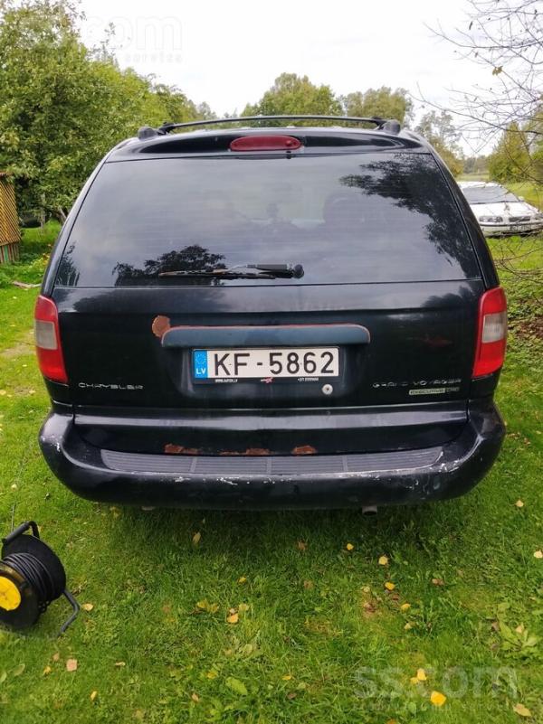 Black Chrysler Voyager 2005 in Jekabpils, with an engine capacity of 2.80 L and mileage of 407 thousand km for 500 €, photo 1 on AUTOMOTO.COM.LV