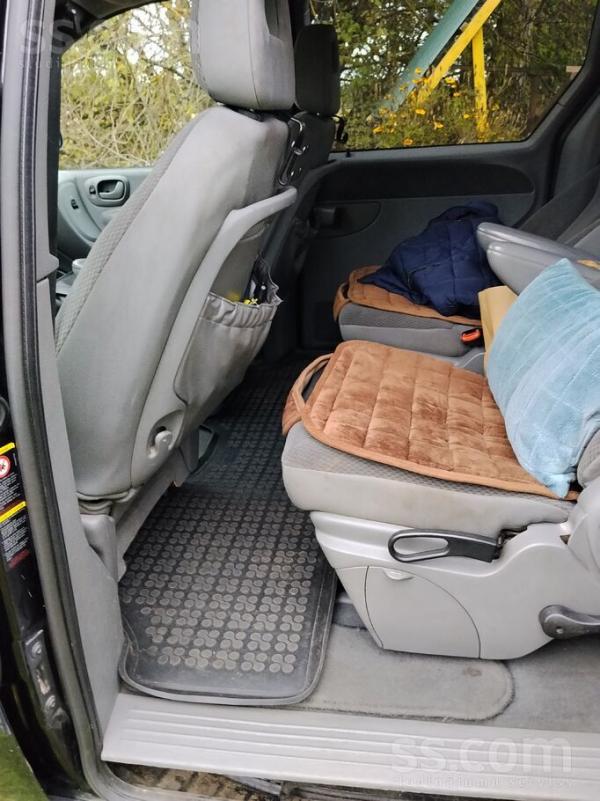Black Chrysler Voyager 2005 in Jekabpils, with an engine capacity of 2.80 L and mileage of 407 thousand km for 500 €, photo 4 on AUTOMOTO.COM.LV
