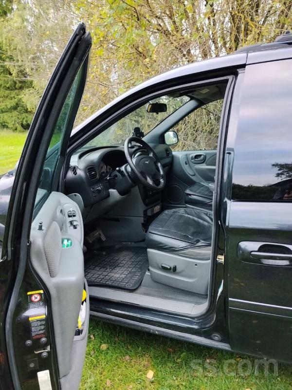 Black Chrysler Voyager 2005 in Jekabpils, with an engine capacity of 2.80 L and mileage of 407 thousand km for 500 €, photo 6 on AUTOMOTO.COM.LV