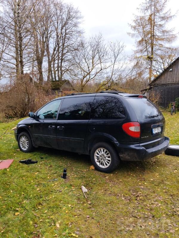 Black Chrysler Voyager 2005 in Jekabpils, with an engine capacity of 2.80 L and mileage of 407 thousand km for 500 €, photo 9 on AUTOMOTO.COM.LV