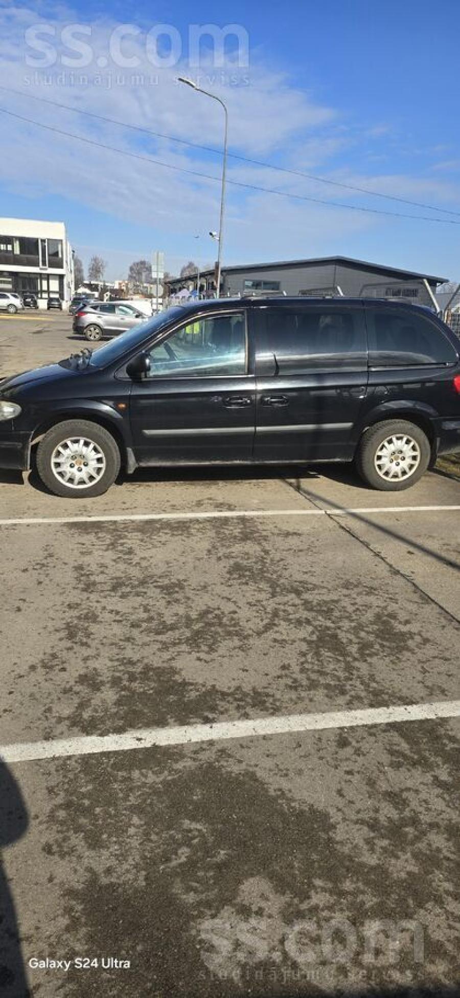 Black Chrysler Voyager 2005 in Riga, with an engine capacity of 2.40 L and mileage of 261 thousand km for 2000 €, photo 1 on AUTOMOTO.COM.LV
