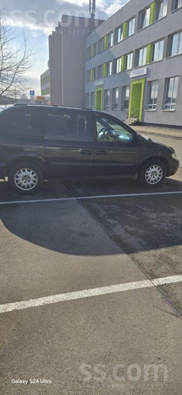 Black Chrysler Voyager 2005 in Riga, with an engine capacity of 2.40 L and mileage of 261 thousand km for 2000 €, photo 2 on AUTOMOTO.COM.LV