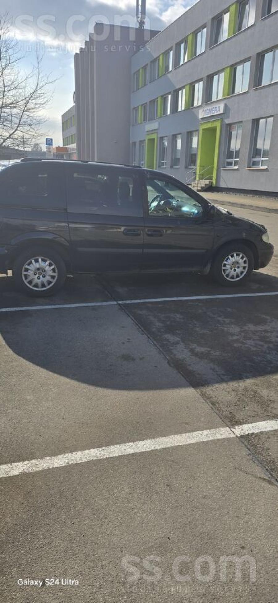 Black Chrysler Voyager 2005 in Riga, with an engine capacity of 2.40 L and mileage of 261 thousand km for 2000 €, photo 3 on AUTOMOTO.COM.LV