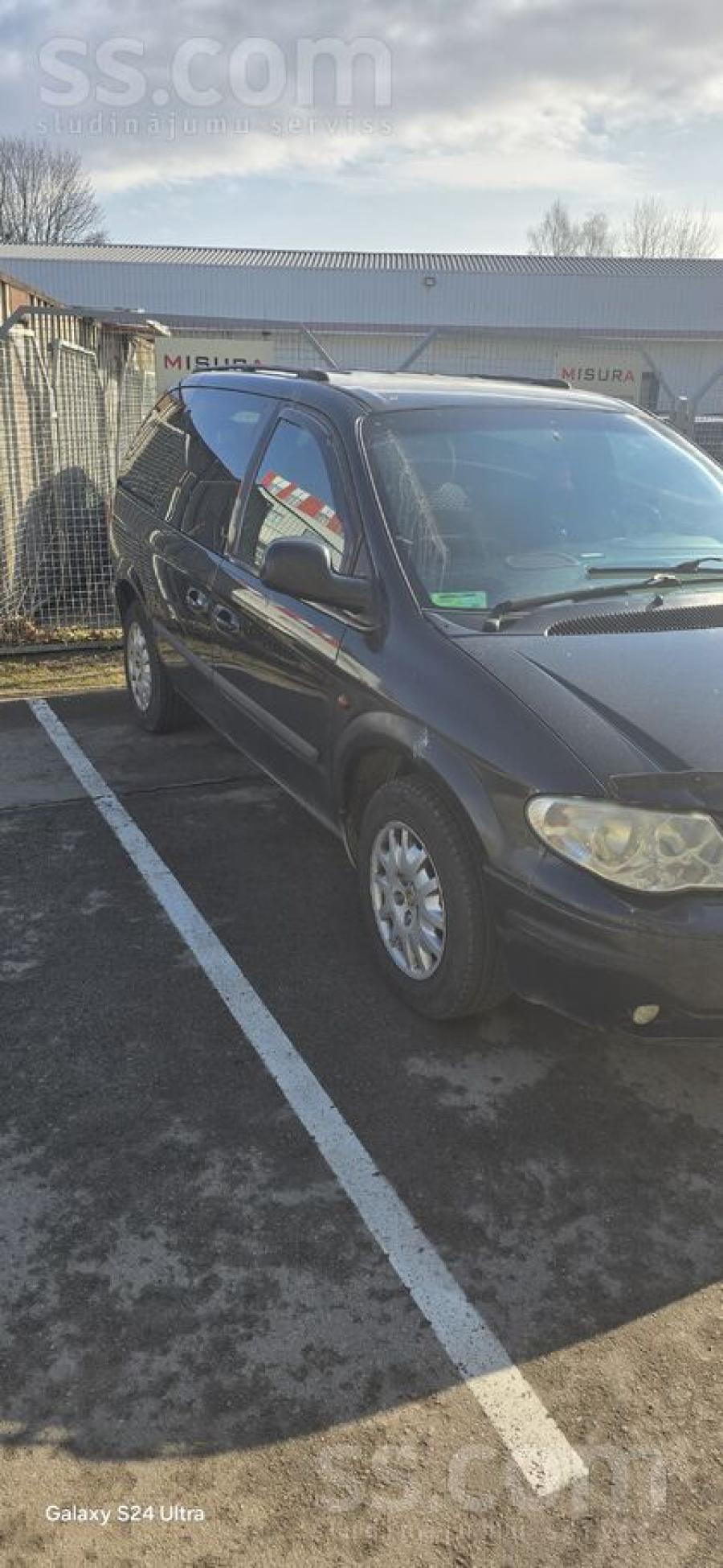 Black Chrysler Voyager 2005 in Riga, with an engine capacity of 2.40 L and mileage of 261 thousand km for 2000 €, photo 4 on AUTOMOTO.COM.LV