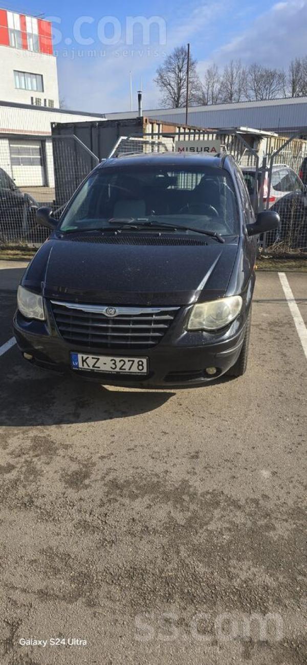 Black Chrysler Voyager 2005 in Riga, with an engine capacity of 2.40 L and mileage of 261 thousand km for 2000 €, photo 4 on AUTOMOTO.COM.LV