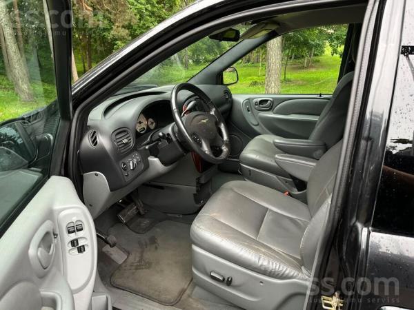 Black Chrysler Voyager 2005 in Riga, with an engine capacity of 2.80 L and mileage of 0 thousand km for 2799 €, photo 9 on AUTOMOTO.COM.LV