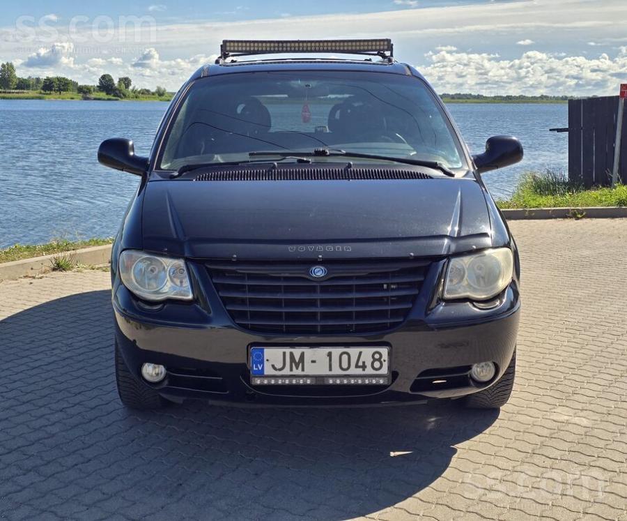 Melns Chrysler Voyager 2005 Liepāja, ar dzinēja tilpumu 2.80 L un nobraukumu 398 tūkst. km par 2500 €, foto 3 vietnē AUTOMOTO.COM.LV