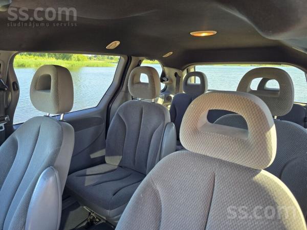 Melns Chrysler Voyager 2005 Liepāja, ar dzinēja tilpumu 2.80 L un nobraukumu 398 tūkst. km par 2500 €, foto 7 vietnē AUTOMOTO.COM.LV