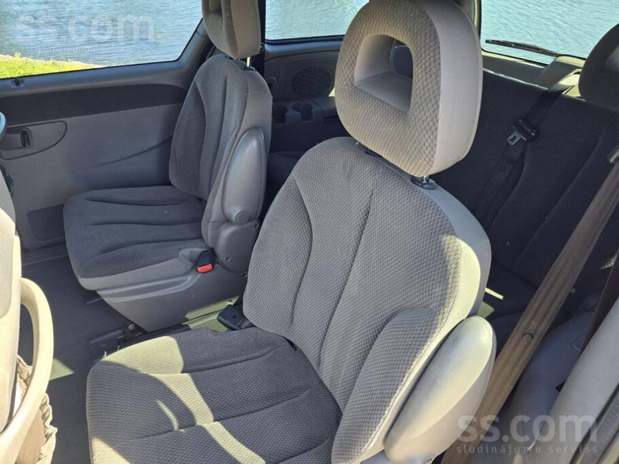 Melns Chrysler Voyager 2005 Liepāja, ar dzinēja tilpumu 2.80 L un nobraukumu 398 tūkst. km par 2500 €, foto 9 vietnē AUTOMOTO.COM.LV