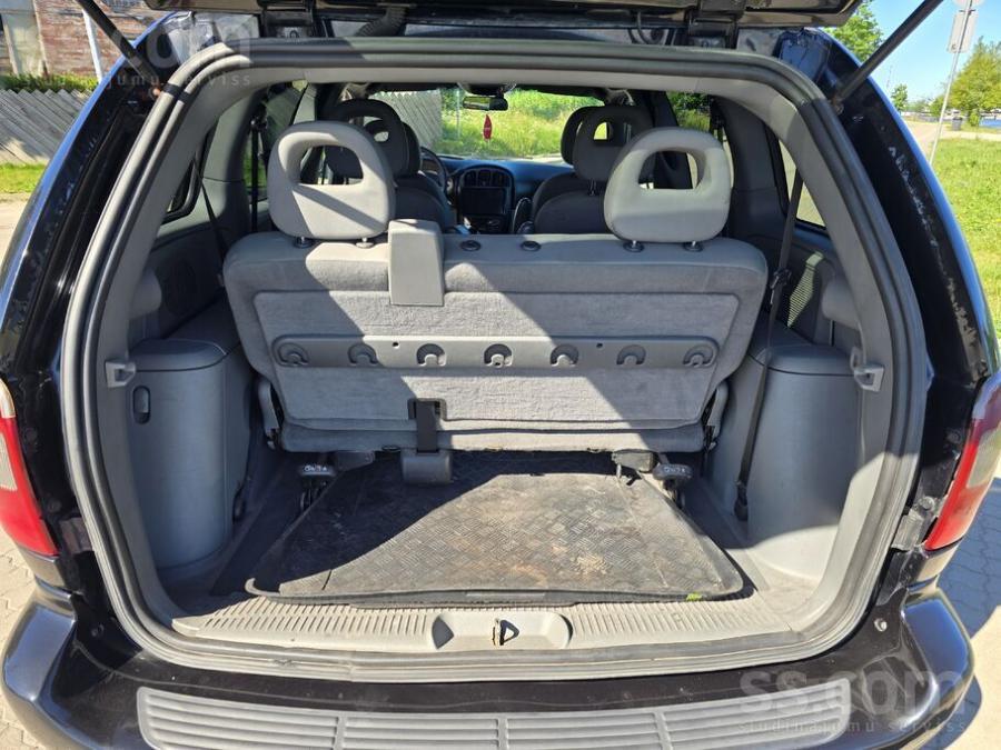 Melns Chrysler Voyager 2005 Liepāja, ar dzinēja tilpumu 2.80 L un nobraukumu 398 tūkst. km par 2500 €, foto 10 vietnē AUTOMOTO.COM.LV