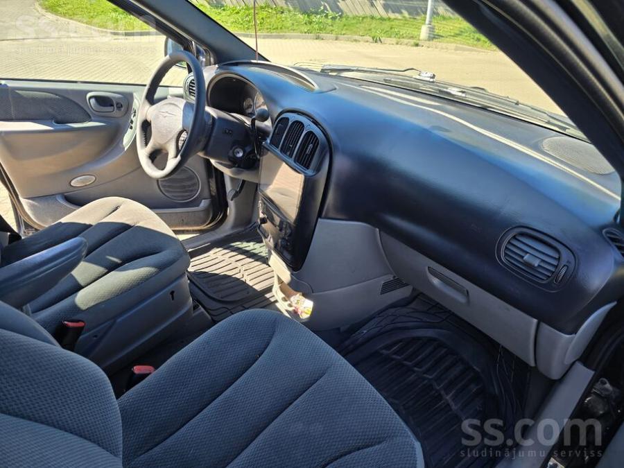 Melns Chrysler Voyager 2005 Liepāja, ar dzinēja tilpumu 2.80 L un nobraukumu 398 tūkst. km par 2500 €, foto 11 vietnē AUTOMOTO.COM.LV
