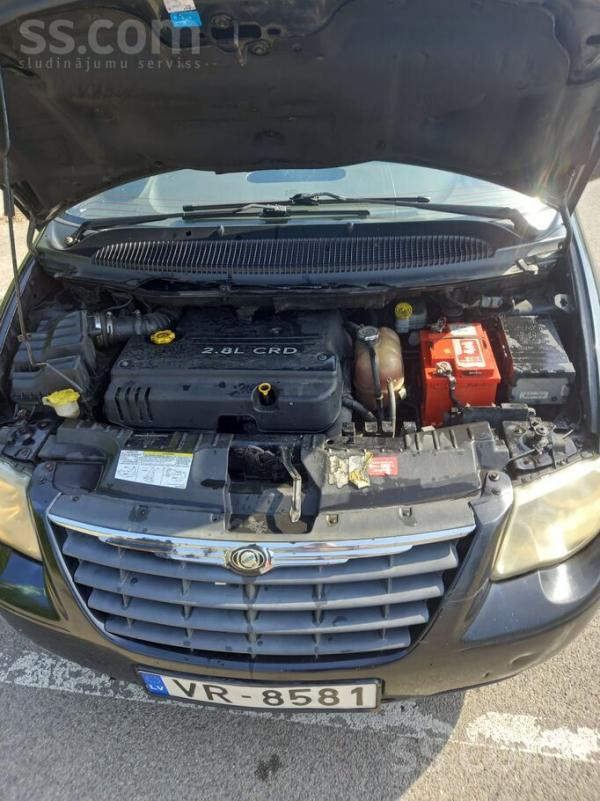 Black Chrysler Voyager 2005 in Riga, with an engine capacity of 2.80 L and mileage of 300 thousand km for 500 €, photo 1 on AUTOMOTO.COM.LV