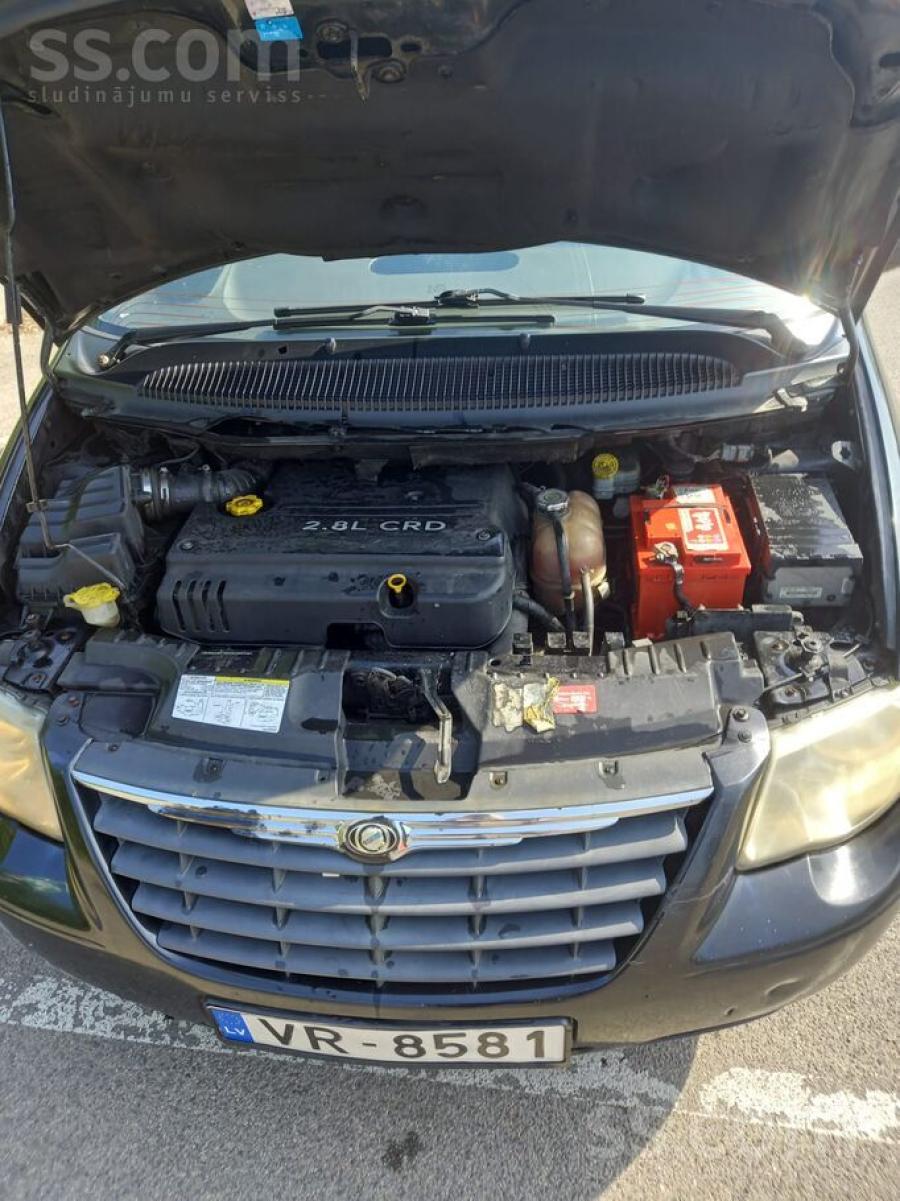 Black Chrysler Voyager 2005 in Riga, with an engine capacity of 2.80 L and mileage of 300 thousand km for 500 €, photo 1 on AUTOMOTO.COM.LV