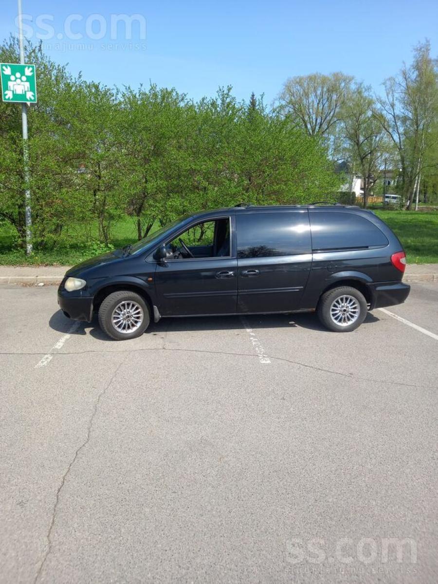 Black Chrysler Voyager 2005 in Riga, with an engine capacity of 2.80 L and mileage of 300 thousand km for 500 €, photo 7 on AUTOMOTO.COM.LV