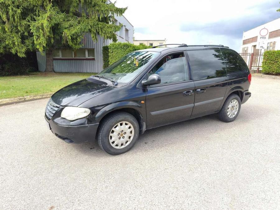 Black Chrysler Voyager 2005 in Panevezys, with an engine capacity of 2.43 L and mileage of 364 thousand km for 600 €, photo 1 on AUTOMOTO.COM.LV