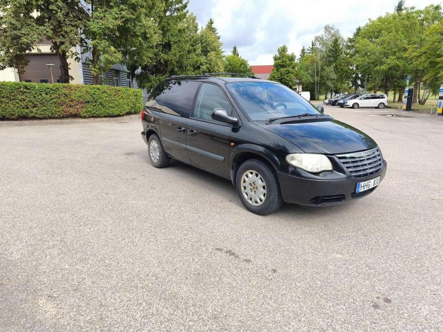Black Chrysler Voyager 2005 in Panevezys, with an engine capacity of 2.43 L and mileage of 364 thousand km for 600 €, photo 4 on AUTOMOTO.COM.LV