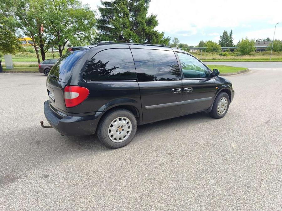 Black Chrysler Voyager 2005 in Panevezys, with an engine capacity of 2.43 L and mileage of 364 thousand km for 600 €, photo 5 on AUTOMOTO.COM.LV