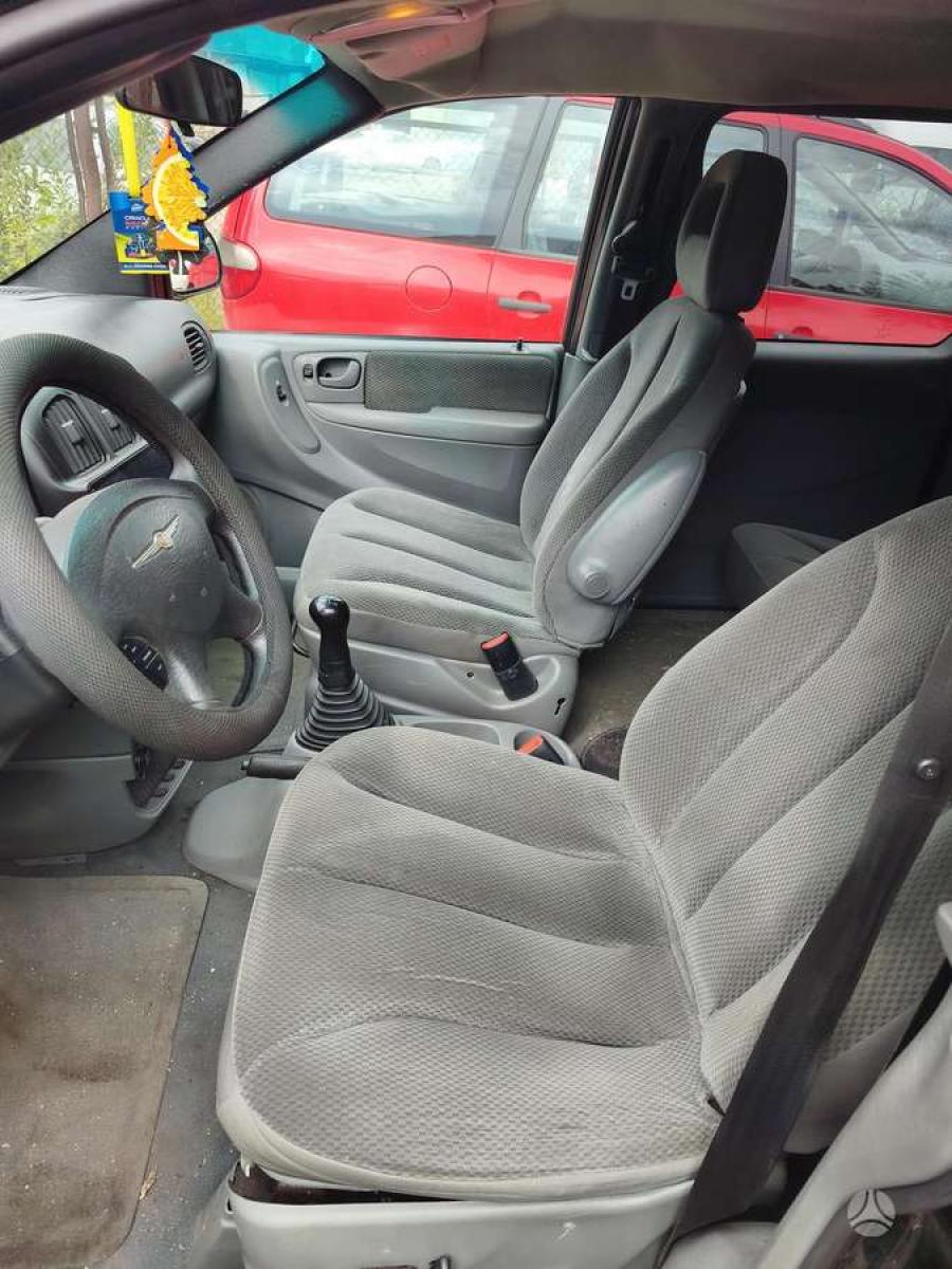 Black Chrysler Voyager 2005 in Panevezys, with an engine capacity of 2.43 L and mileage of 364 thousand km for 600 €, photo 7 on AUTOMOTO.COM.LV