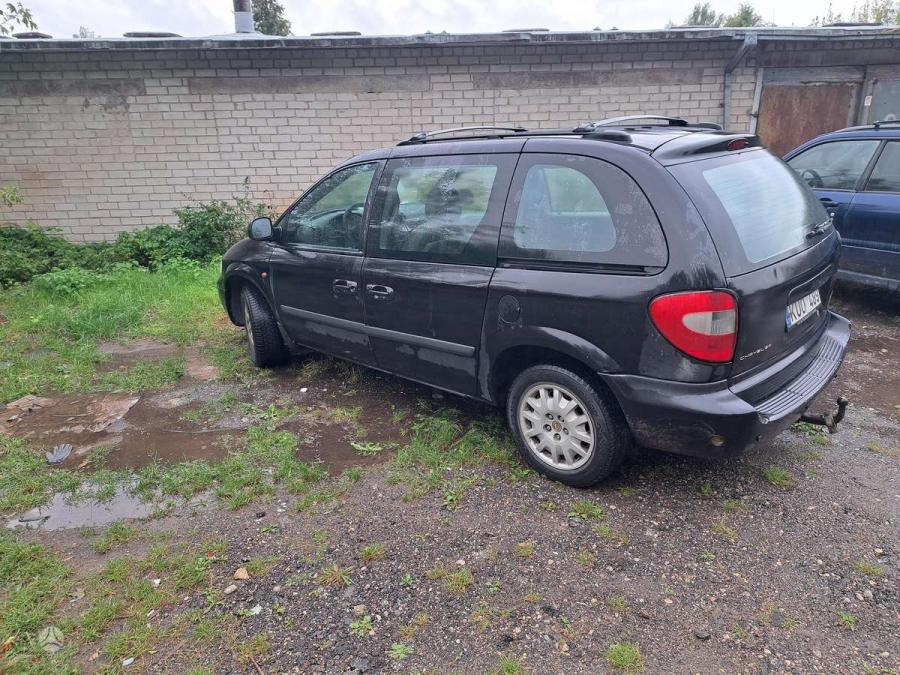 Black Chrysler Voyager 2005 in Marijampole, with an engine capacity of 2.50 L and mileage of 273 thousand km for 699 €, photo 3 on AUTOMOTO.COM.LV