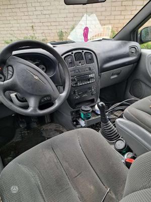 Black Chrysler Voyager 2005 in Marijampole, with an engine capacity of 2.50 L and mileage of 273 thousand km for 699 €, photo 6 on AUTOMOTO.COM.LV