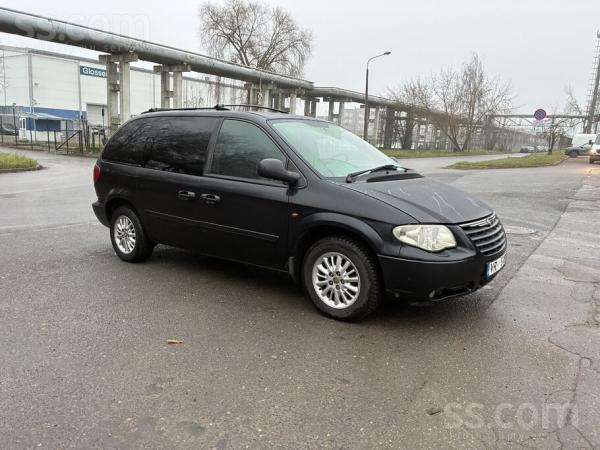 Black Chrysler Voyager 2006 in Riga, with an engine capacity of 2.80 L and mileage of 286 thousand km for 1600 €, photo 1 on AUTOMOTO.COM.LV