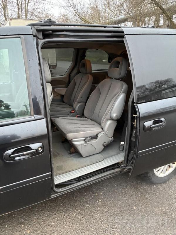 Black Chrysler Voyager 2006 in Riga, with an engine capacity of 2.80 L and mileage of 286 thousand km for 1600 €, photo 4 on AUTOMOTO.COM.LV