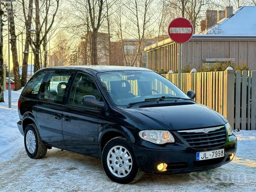 Black Chrysler Voyager 2007 in Riga, with an engine capacity of 3.30 L and mileage of 310 thousand km for 2450 €, photo 1 on AUTOMOTO.COM.LV