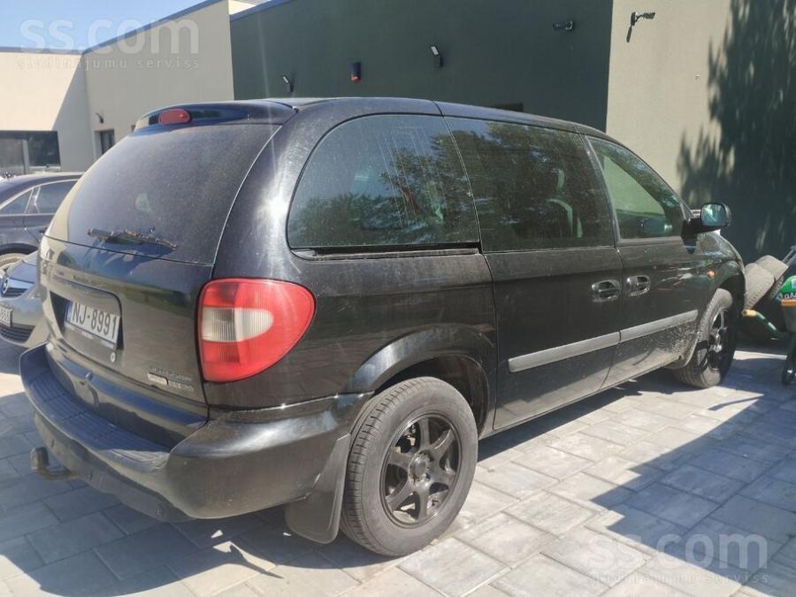 Black Chrysler Voyager 2007 in Riga, with an engine capacity of 2.80 L and mileage of 264 thousand km for 3350 €, photo 3 on AUTOMOTO.COM.LV