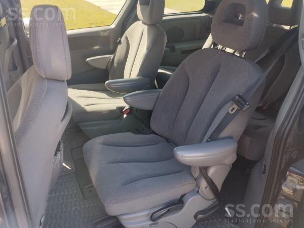 Black Chrysler Voyager 2007 in Riga, with an engine capacity of 2.80 L and mileage of 264 thousand km for 3350 €, photo 6 on AUTOMOTO.COM.LV
