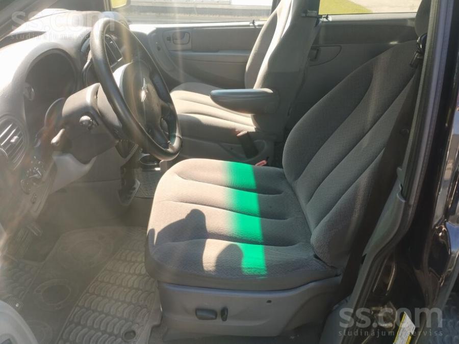 Black Chrysler Voyager 2007 in Riga, with an engine capacity of 2.80 L and mileage of 264 thousand km for 3350 €, photo 8 on AUTOMOTO.COM.LV