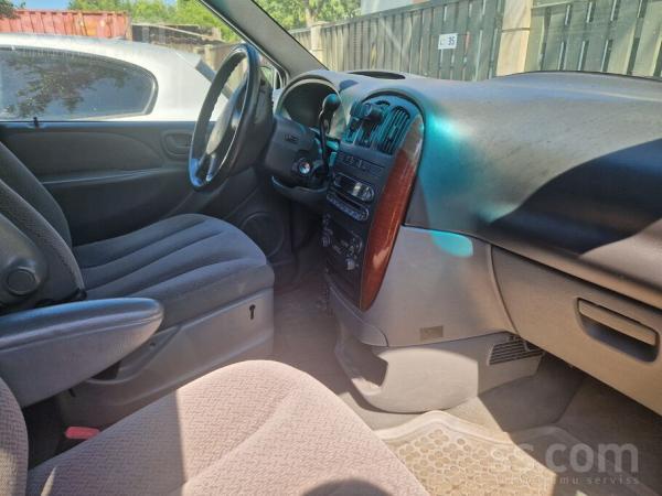 Black Chrysler Voyager 2007 in Riga, with an engine capacity of 2.80 L and mileage of 253 thousand km for 1500 €, photo 4 on AUTOMOTO.COM.LV