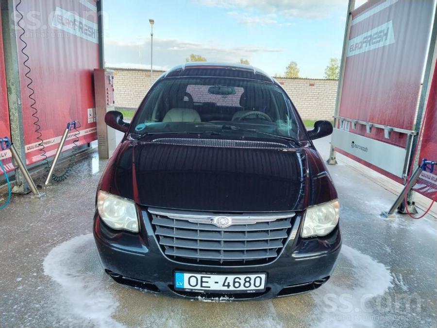 Black Chrysler Voyager 2007 in Rezekne, with an engine capacity of 2.80 L and mileage of 388 thousand km for 2700 €, photo 1 on AUTOMOTO.COM.LV