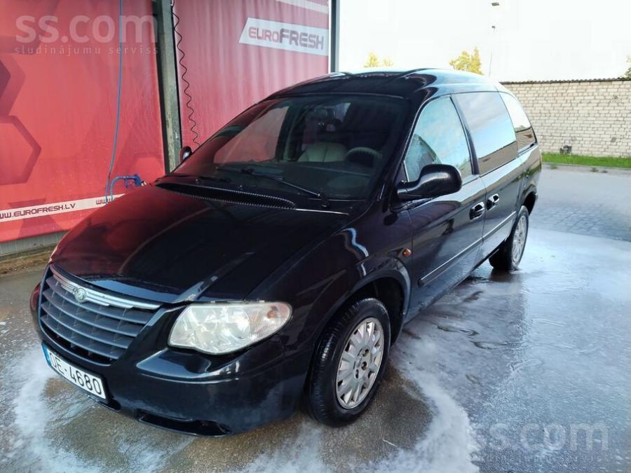 Black Chrysler Voyager 2007 in Rezekne, with an engine capacity of 2.80 L and mileage of 388 thousand km for 2700 €, photo 3 on AUTOMOTO.COM.LV