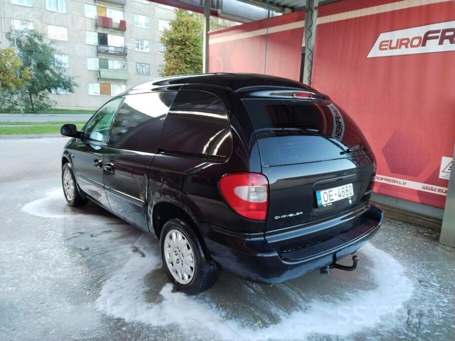Black Chrysler Voyager 2007 in Rezekne, with an engine capacity of 2.80 L and mileage of 388 thousand km for 2700 €, photo 4 on AUTOMOTO.COM.LV