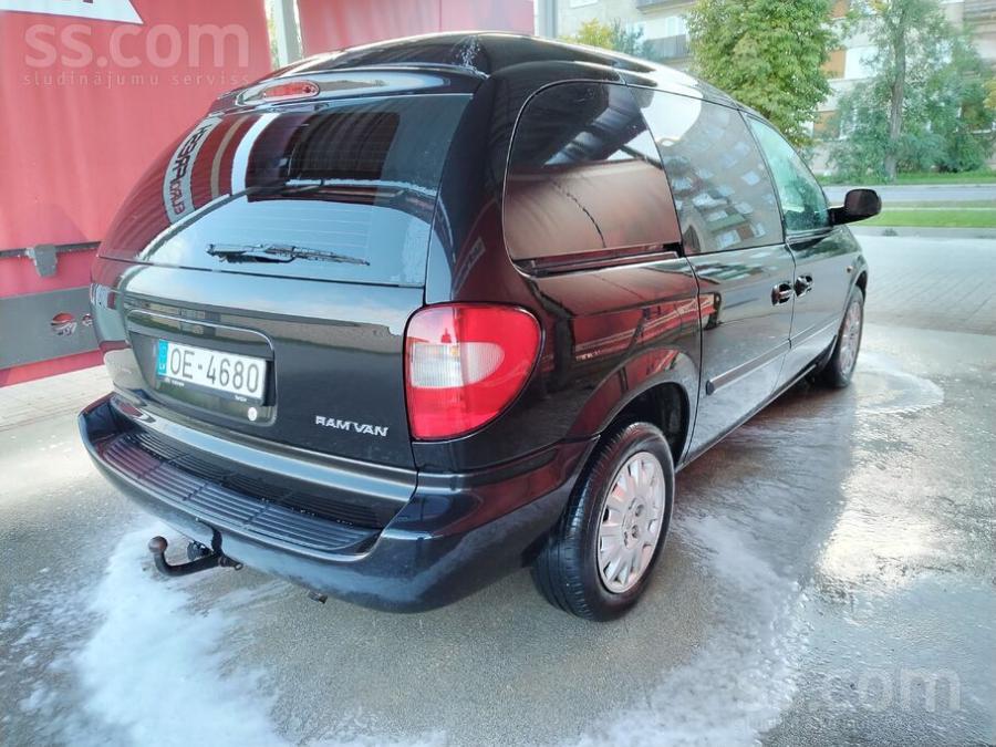 Black Chrysler Voyager 2007 in Rezekne, with an engine capacity of 2.80 L and mileage of 388 thousand km for 2700 €, photo 6 on AUTOMOTO.COM.LV