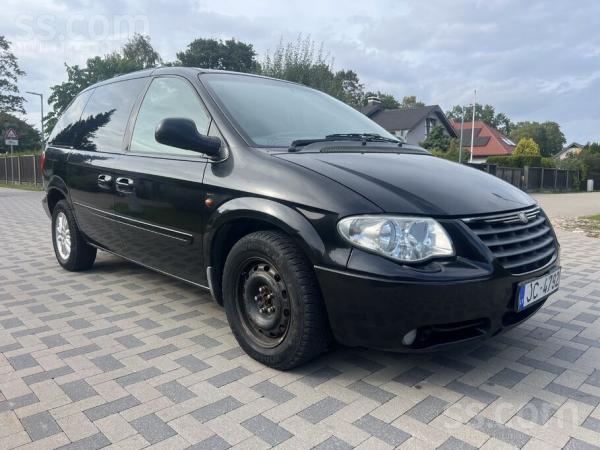 Chrysler Voyager 2007 in Riga on AUTOMOTO.COM.LV Black Chrysler Voyager 2007 in Riga, with an engine capacity of 2.80 L and mileage of 257 thousand km for 1299 €, photo 4 on AUTOMOTO.COM.LV