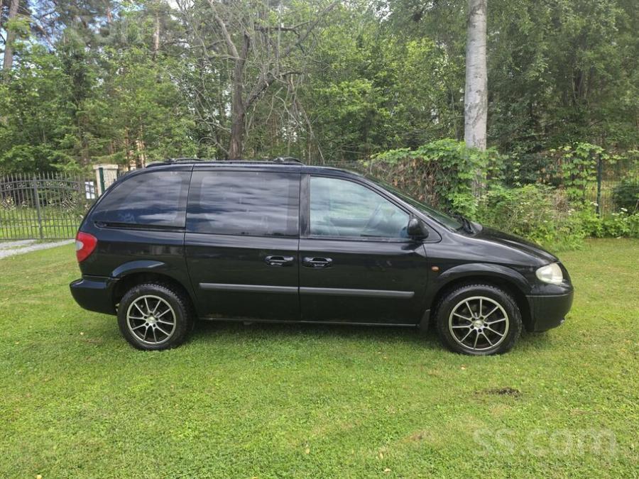 Black Chrysler Voyager 2008 in Jurmala, with an engine capacity of 2.80 L and mileage of 139 thousand km for 2680 €, photo 1 on AUTOMOTO.COM.LV
