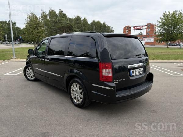 Black Chrysler Voyager 2011 in Riga, with an engine capacity of 2.80 L and mileage of 0 thousand km for 5990 €, photo 3 on AUTOMOTO.COM.LV