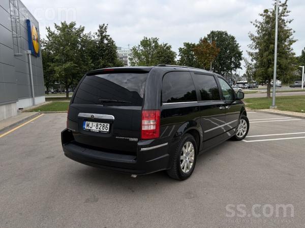 Black Chrysler Voyager 2011 in Riga, with an engine capacity of 2.80 L and mileage of 0 thousand km for 5990 €, photo 4 on AUTOMOTO.COM.LV