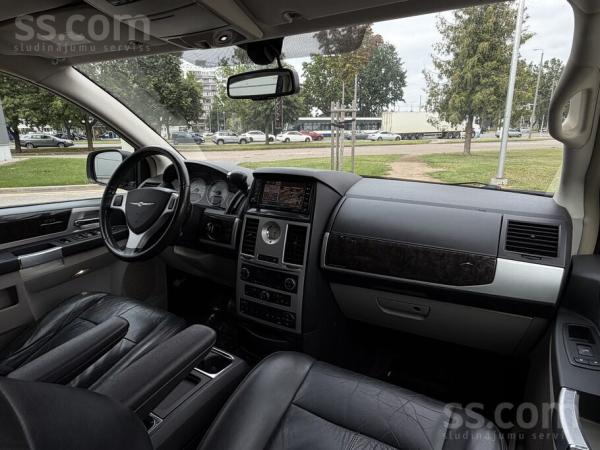 Black Chrysler Voyager 2011 in Riga, with an engine capacity of 2.80 L and mileage of 0 thousand km for 5990 €, photo 5 on AUTOMOTO.COM.LV