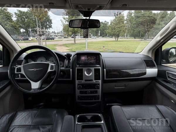 Black Chrysler Voyager 2011 in Riga, with an engine capacity of 2.80 L and mileage of 0 thousand km for 5990 €, photo 6 on AUTOMOTO.COM.LV