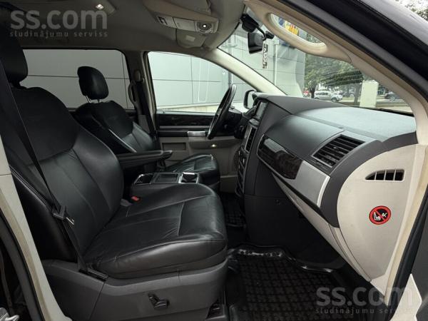 Black Chrysler Voyager 2011 in Riga, with an engine capacity of 2.80 L and mileage of 0 thousand km for 5990 €, photo 7 on AUTOMOTO.COM.LV