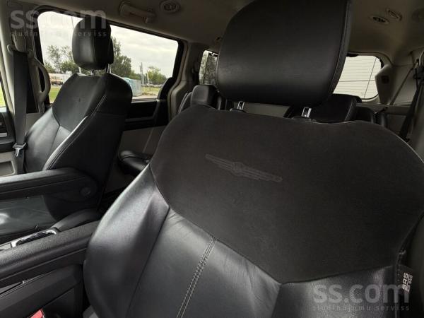 Black Chrysler Voyager 2011 in Riga, with an engine capacity of 2.80 L and mileage of 0 thousand km for 5990 €, photo 9 on AUTOMOTO.COM.LV